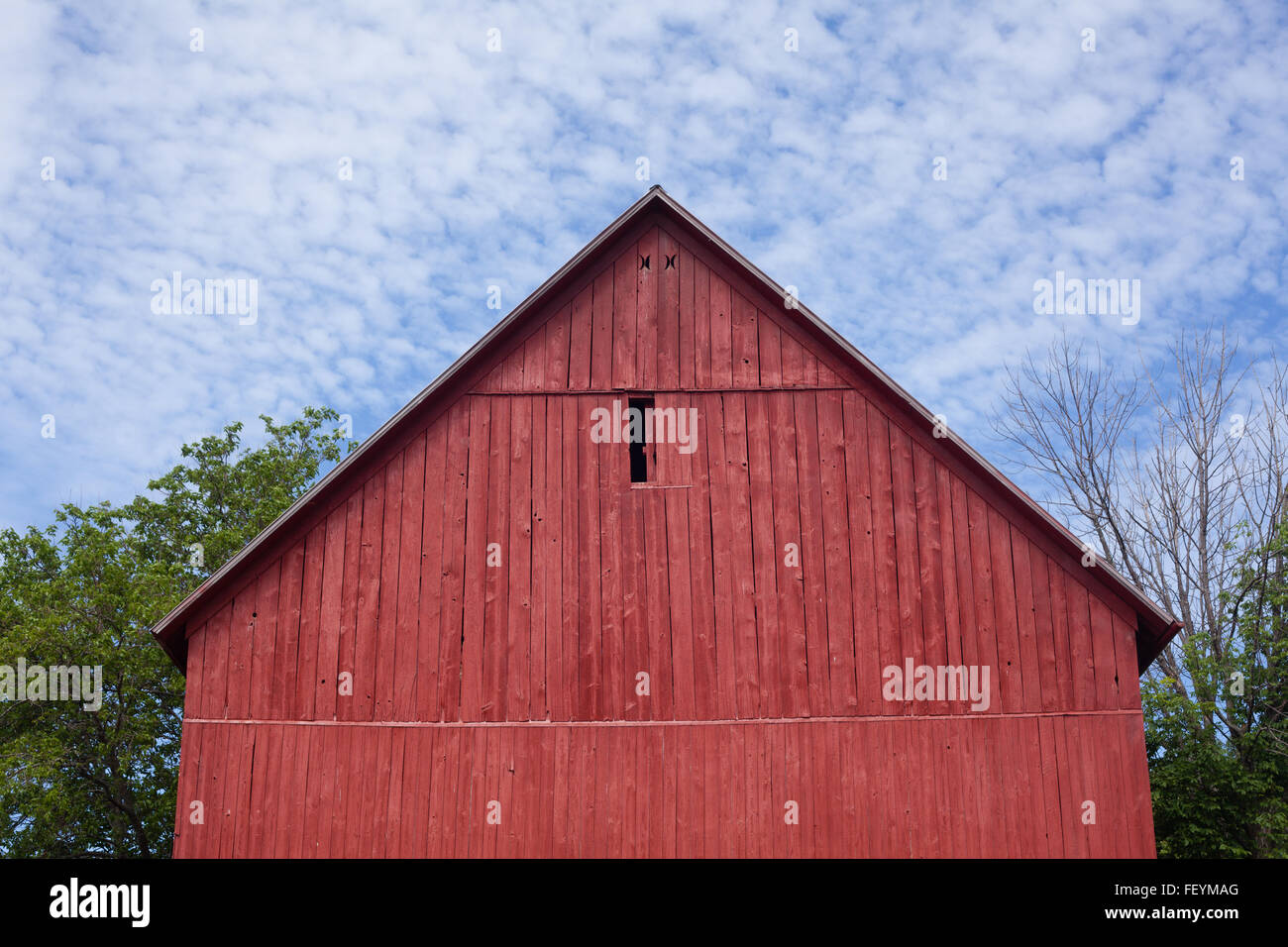 Red barn blue sky hi-res stock photography and images - Alamy
