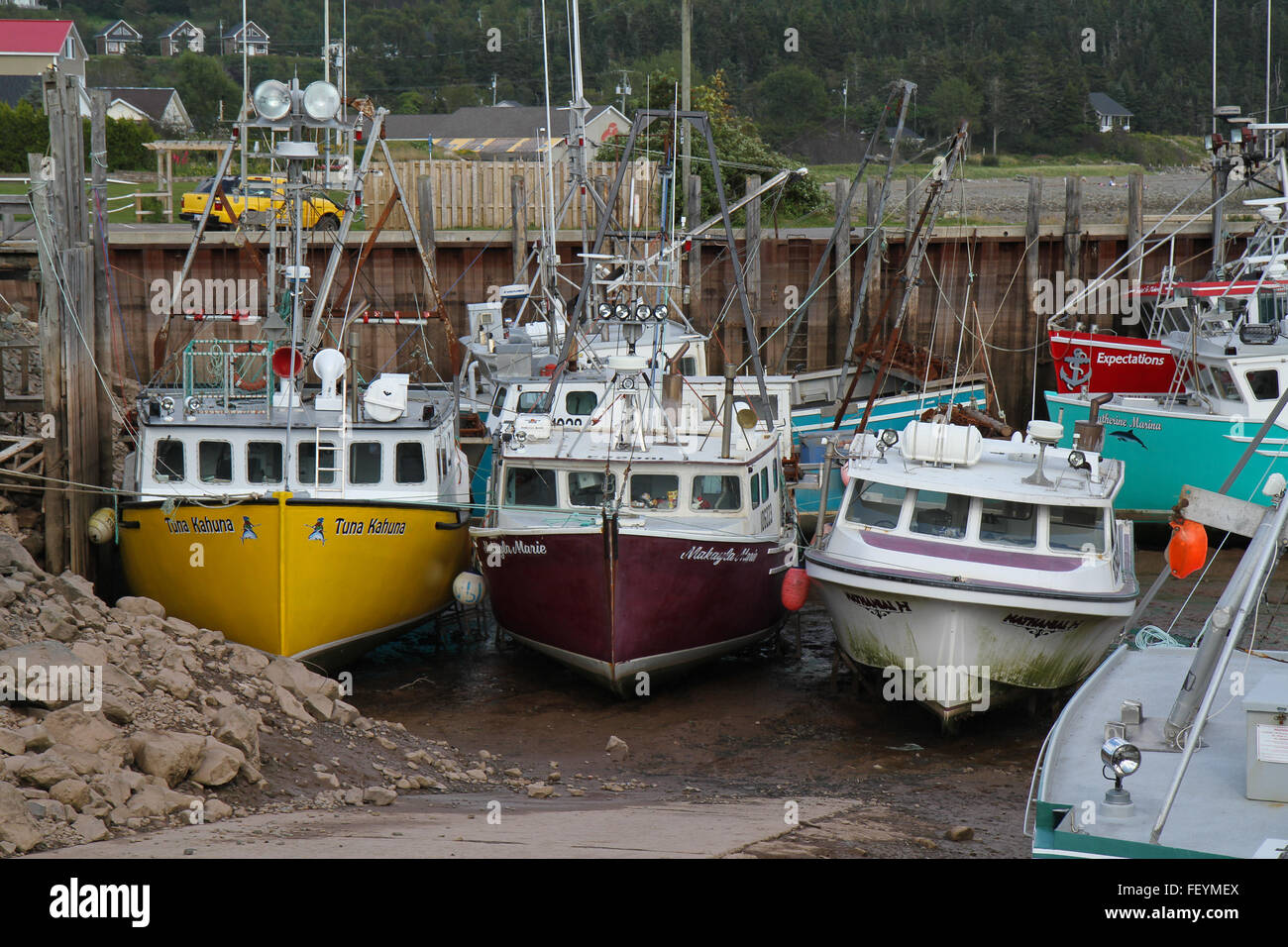 Bay of fundy low tide boats hi-res stock photography and images - Alamy