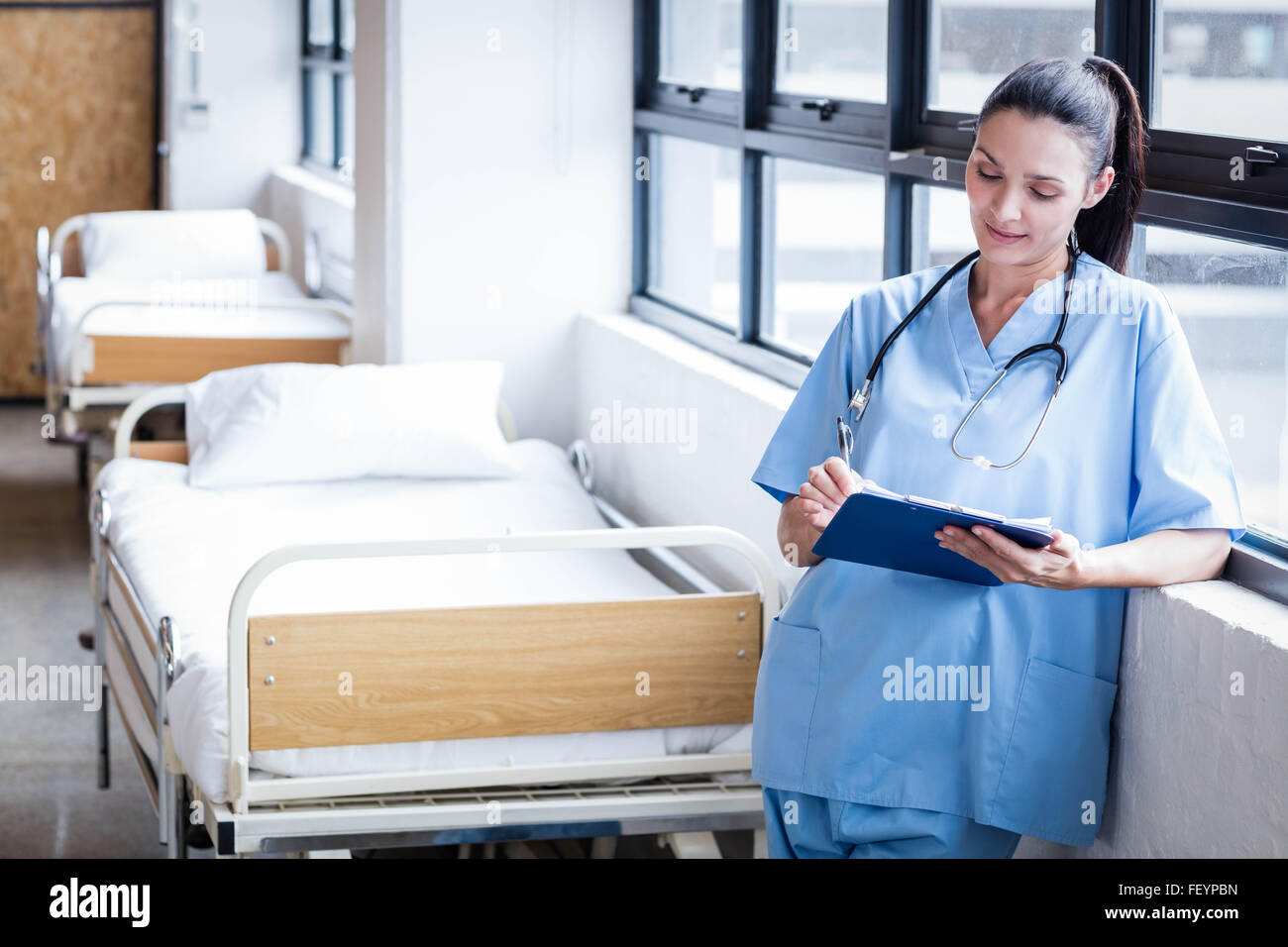 Nurse writing on a clipboard Stock Photo - Alamy