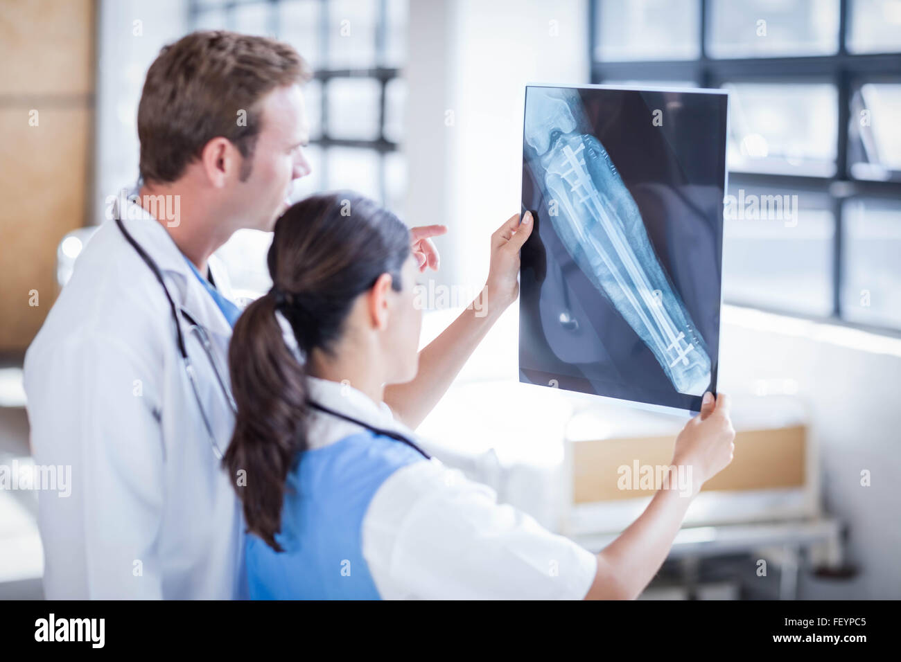 Medical team looking at x-ray together Stock Photo - Alamy