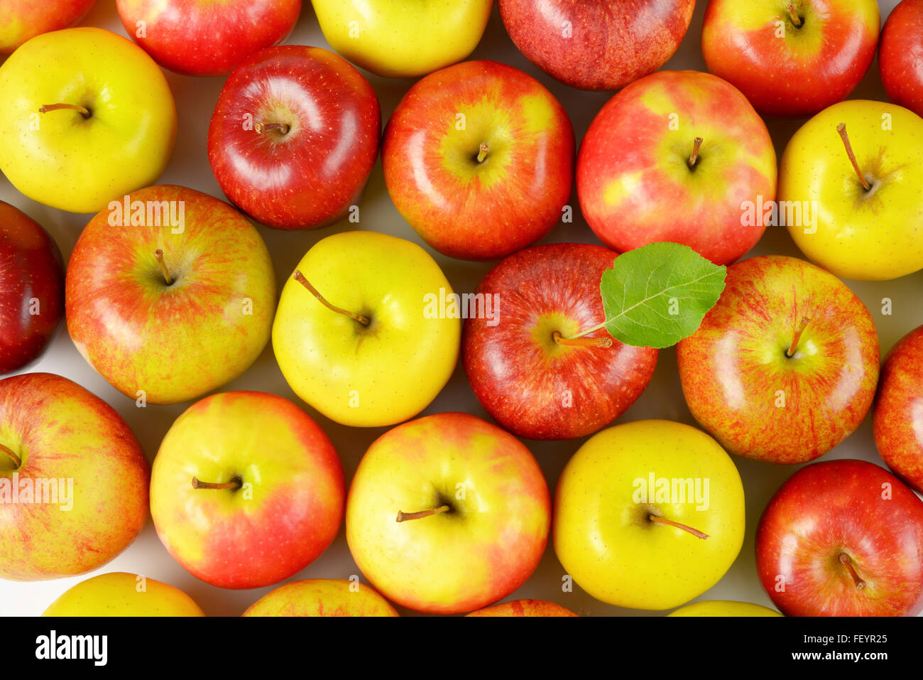 many red and yellow apples side by side Stock Photo - Alamy