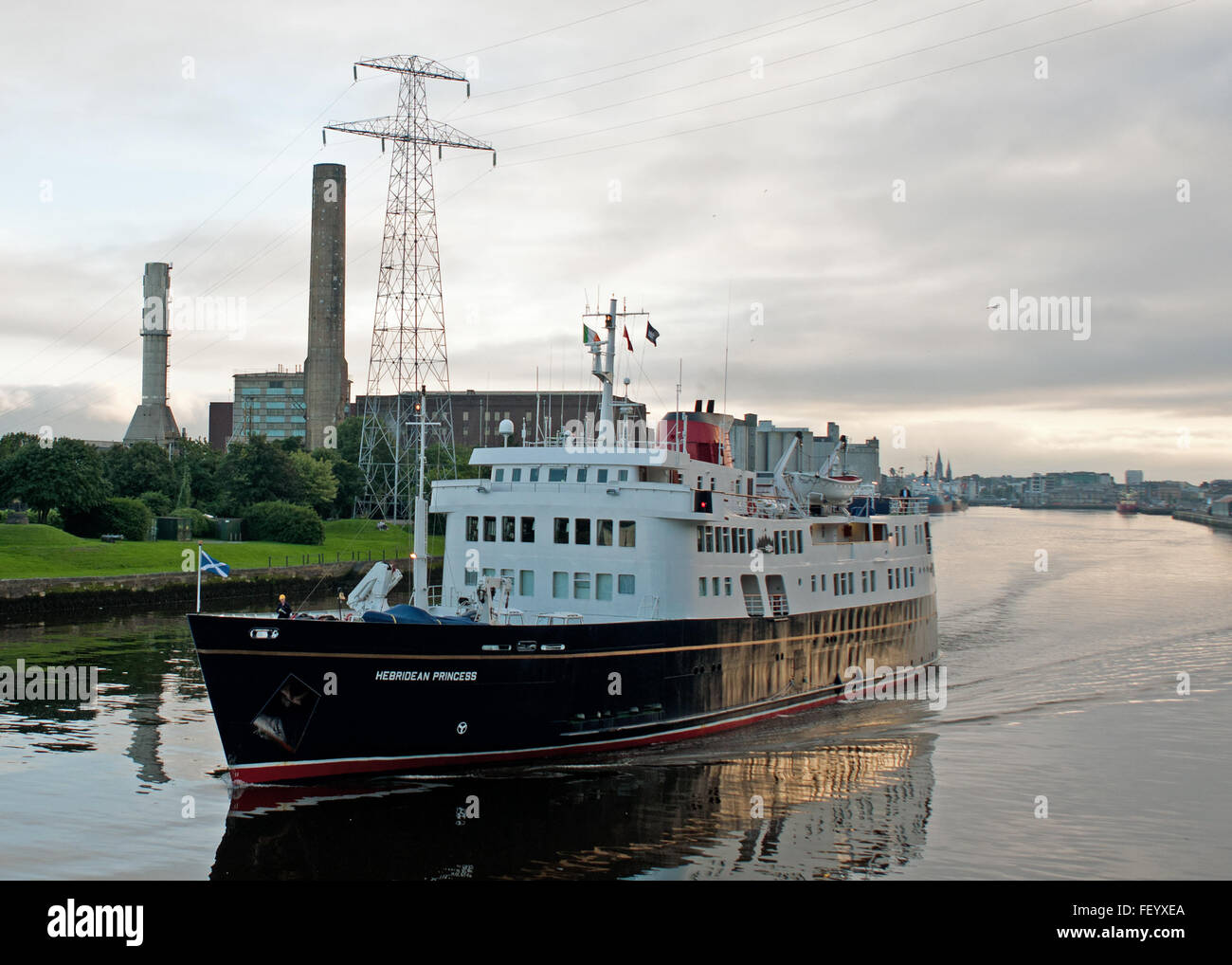 Cruise Liner Hebridean Princess passes the ESB building heading for ...