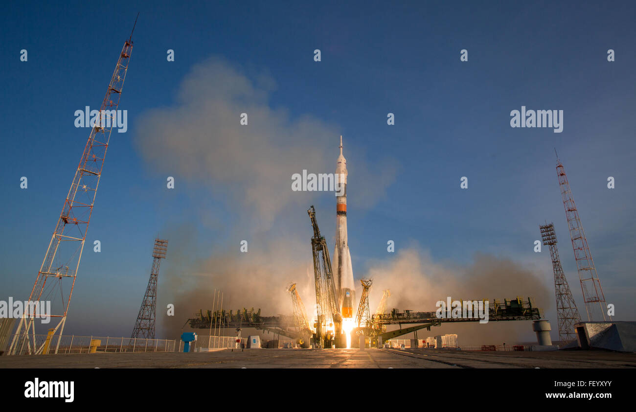 Expedition 46 launch hi-res stock photography and images - Alamy