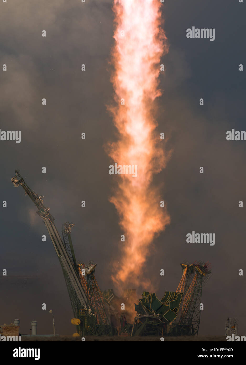 Expedition 46 launch hi-res stock photography and images - Alamy