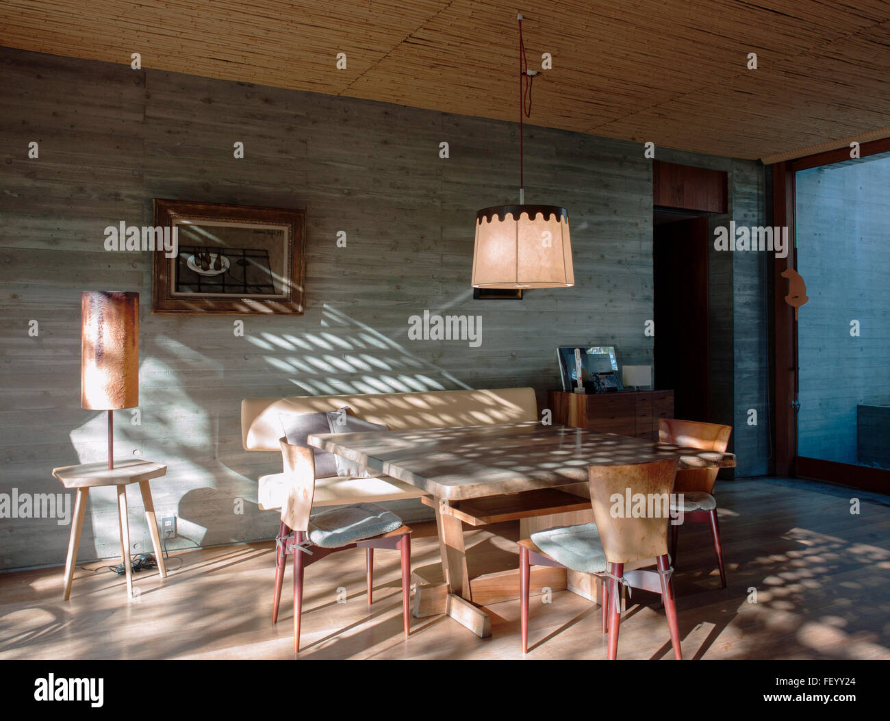 Interior of a modern japanese living room with concrete wall, Tokyo ...