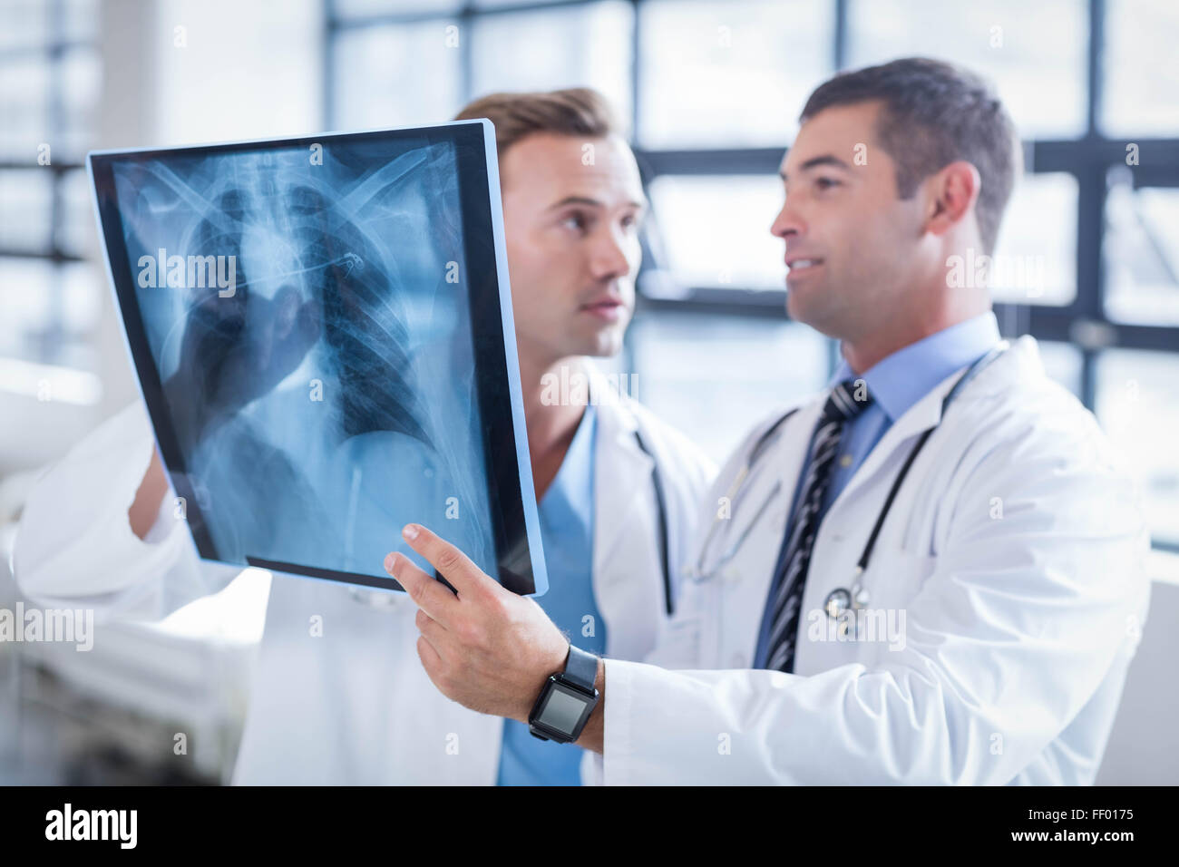 Doctors discussing an xray Stock Photo - Alamy