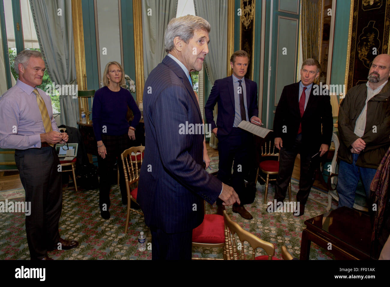 Secretary Kerry Greet U.S. Anchors, Reporters, Producers Before Round ...