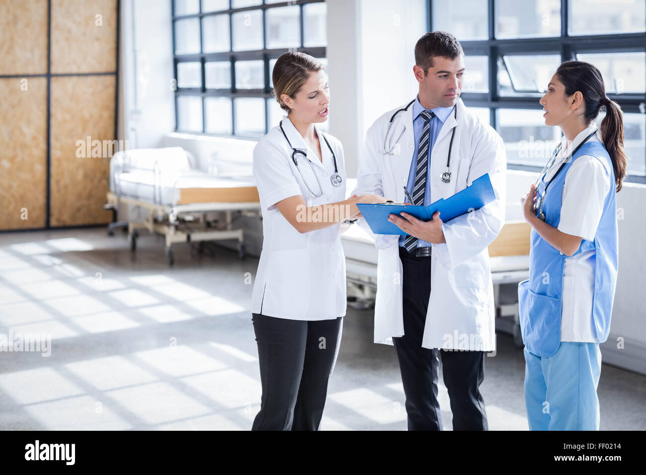 Medical staff pointing hi-res stock photography and images - Alamy