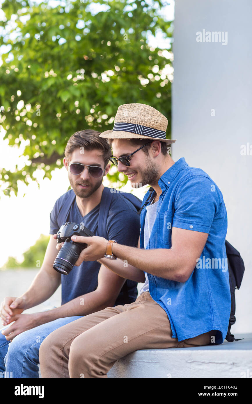 Friends showing camera hi-res stock photography and images - Alamy