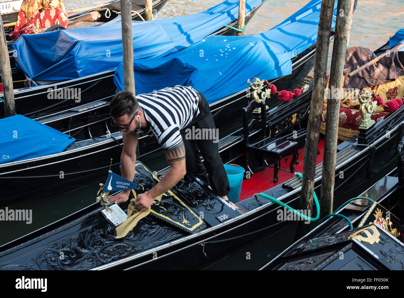 Venezia gondola gondoliere hi-res stock photography and images - Alamy