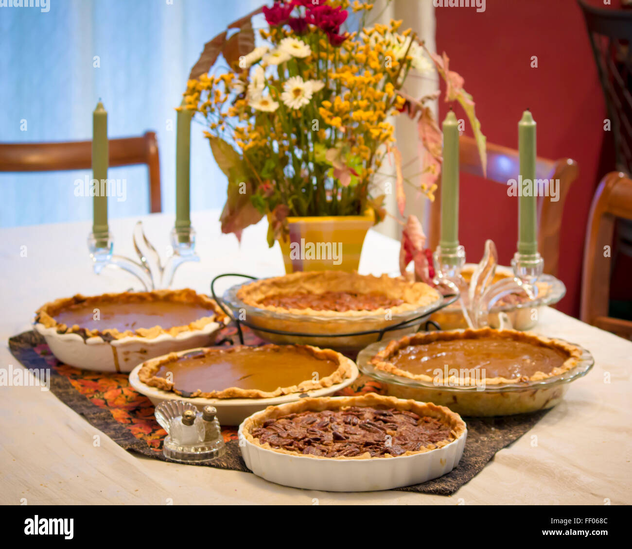 Thanksgiving pumpkin and pecan pie table setting Stock Photo - Alamy