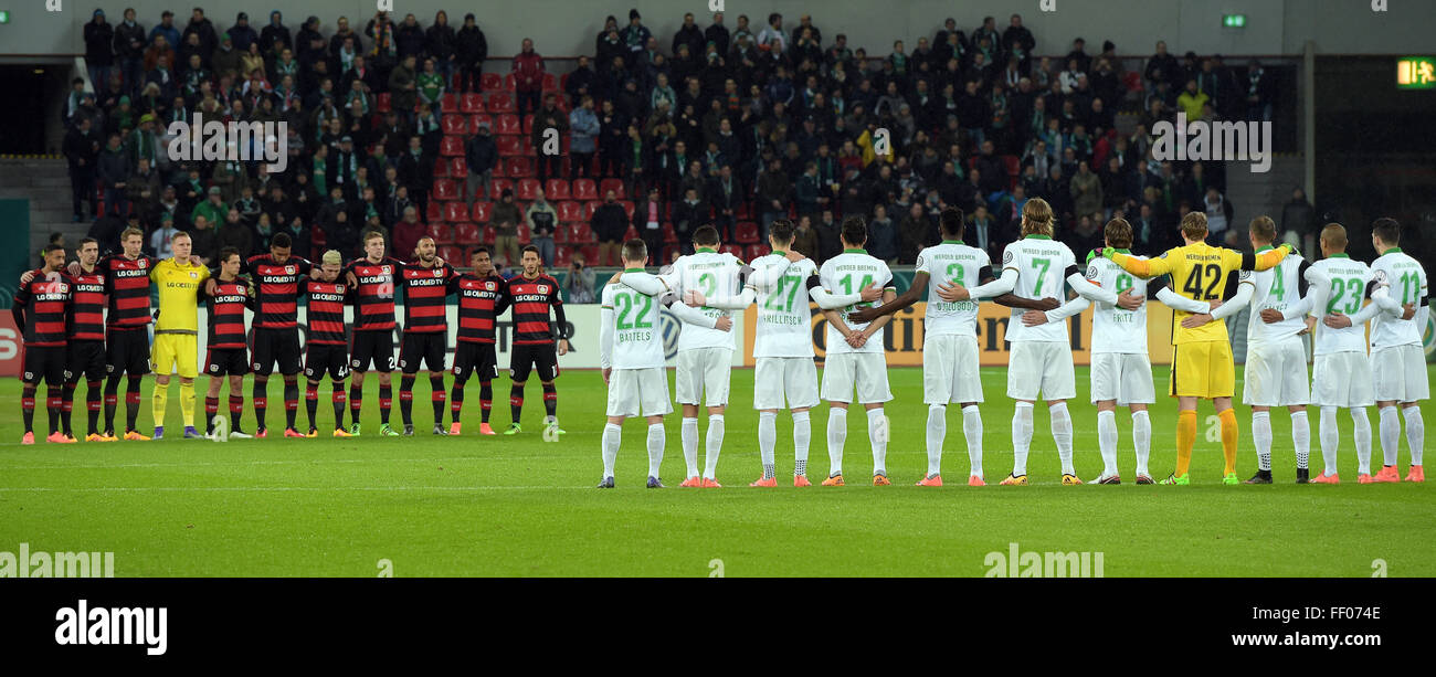 The Leverkusen players (l) face the Bremen team before the DFB cup ...