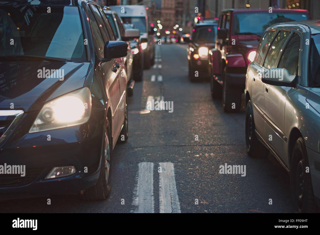 Cars on street hi-res stock photography and images - Alamy