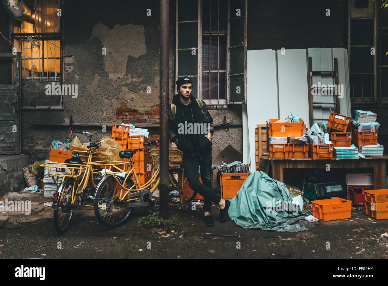 Leaning against post hi-res stock photography and images - Alamy