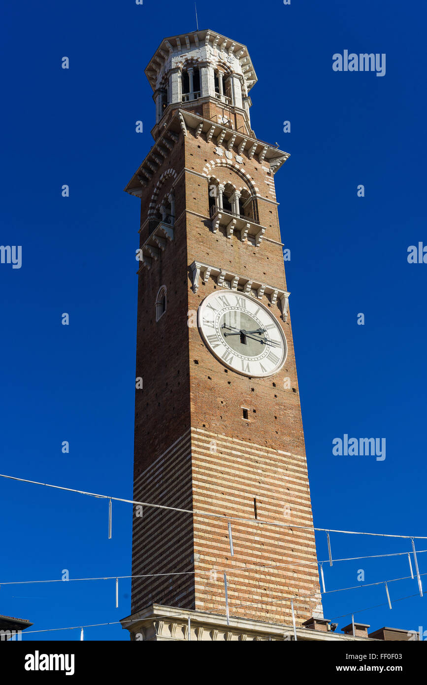 Torre dei lamberti tower lamberti tower hi-res stock photography and ...