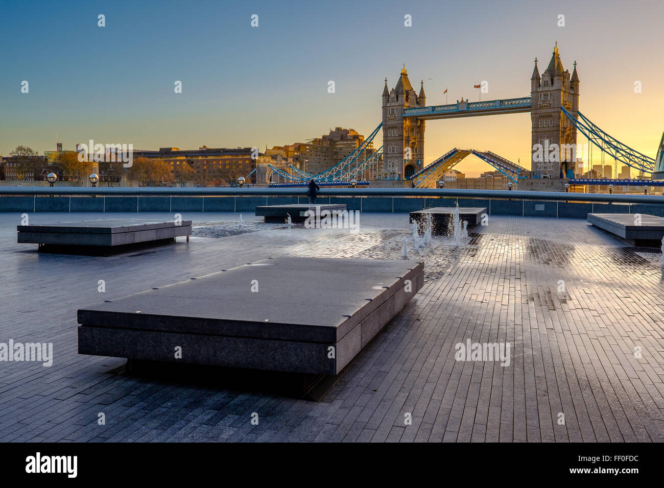 White draw bridge hi-res stock photography and images - Alamy