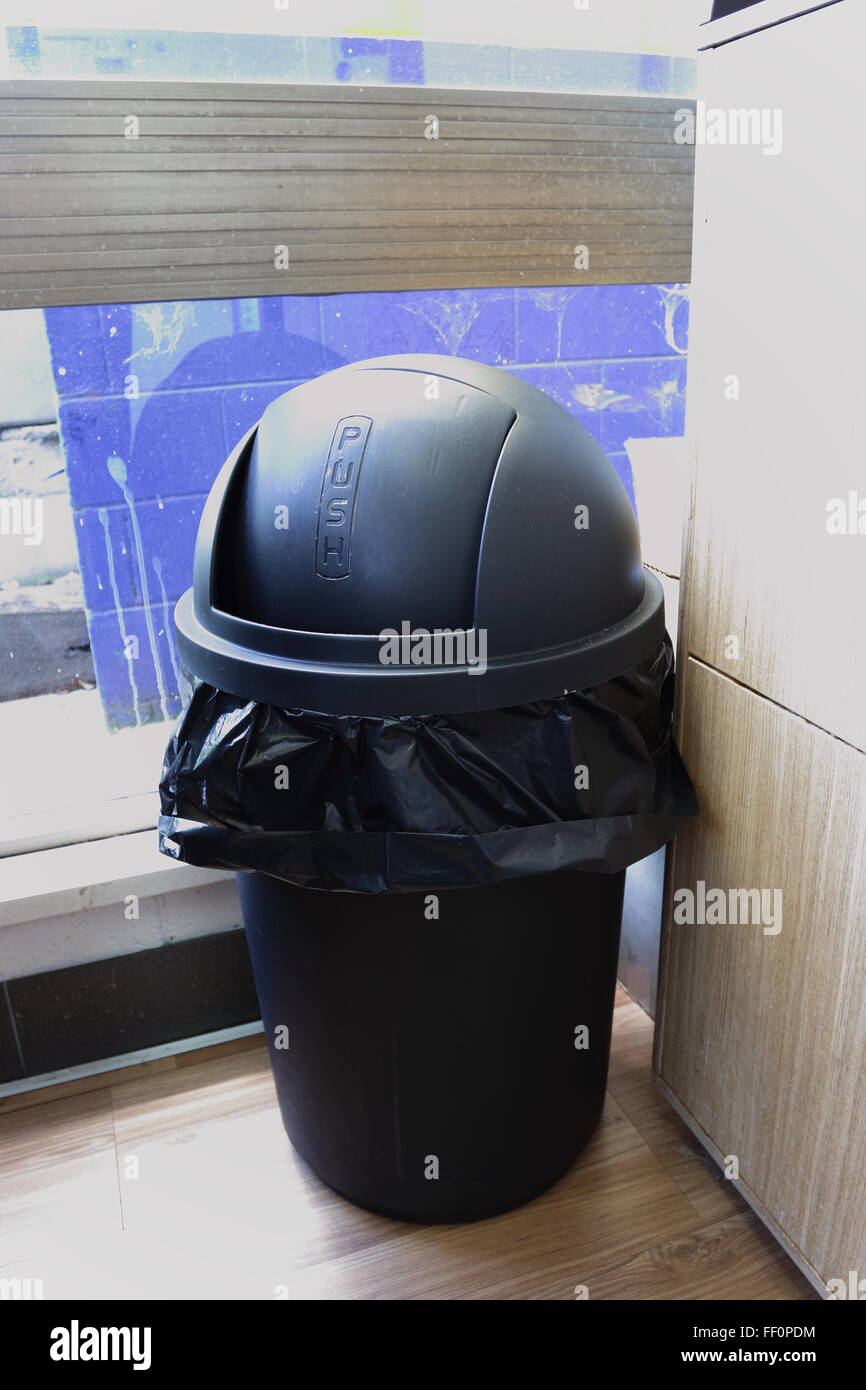 Rubbish bin hi-res stock photography and images - Alamy