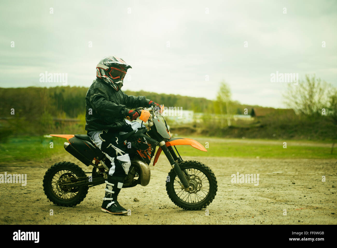 Man riding motorcycle side view hi-res stock photography and images - Alamy
