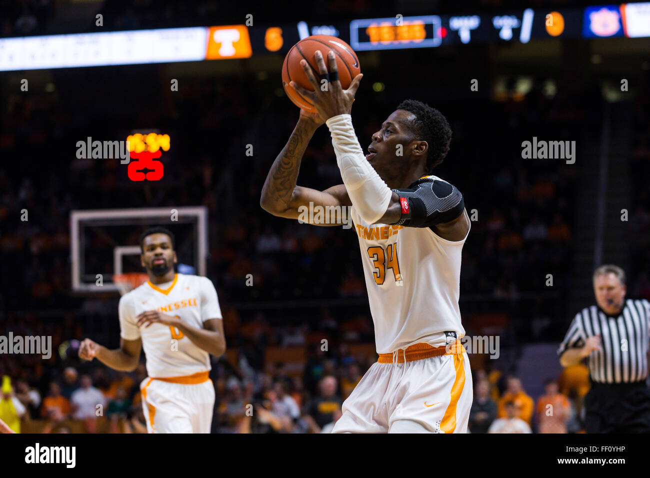 February 9, 2016: Devon Baulkman #34 of the Tennessee Volunteers shoots ...