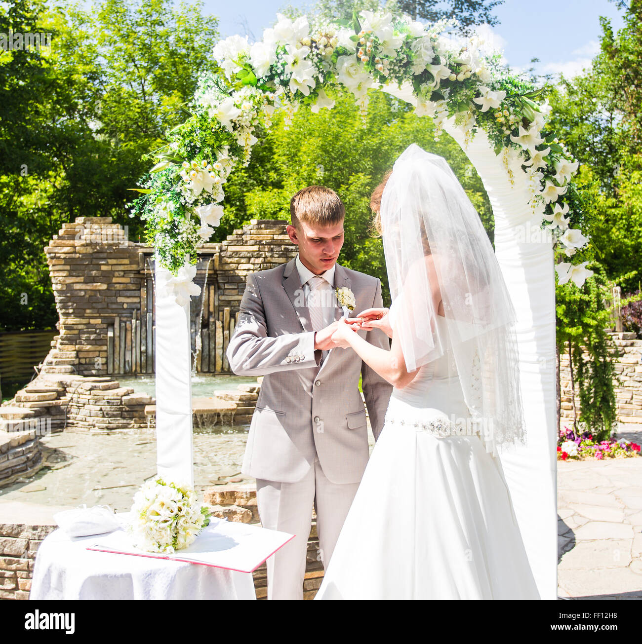 Bride and groom at wedding ceremony Stock Photo - Alamy
