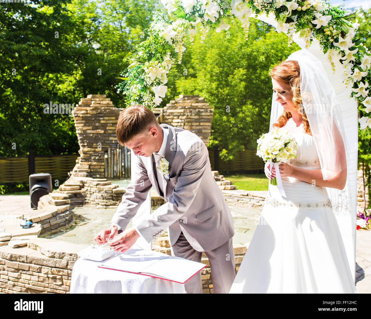 Couple Getting Married at an Outdoor Wedding Ceremony Stock Photo - Alamy