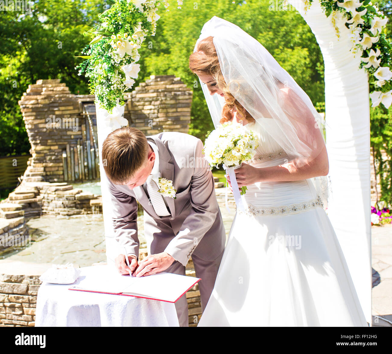 Couple Getting Married at an Outdoor Wedding Ceremony Stock Photo - Alamy