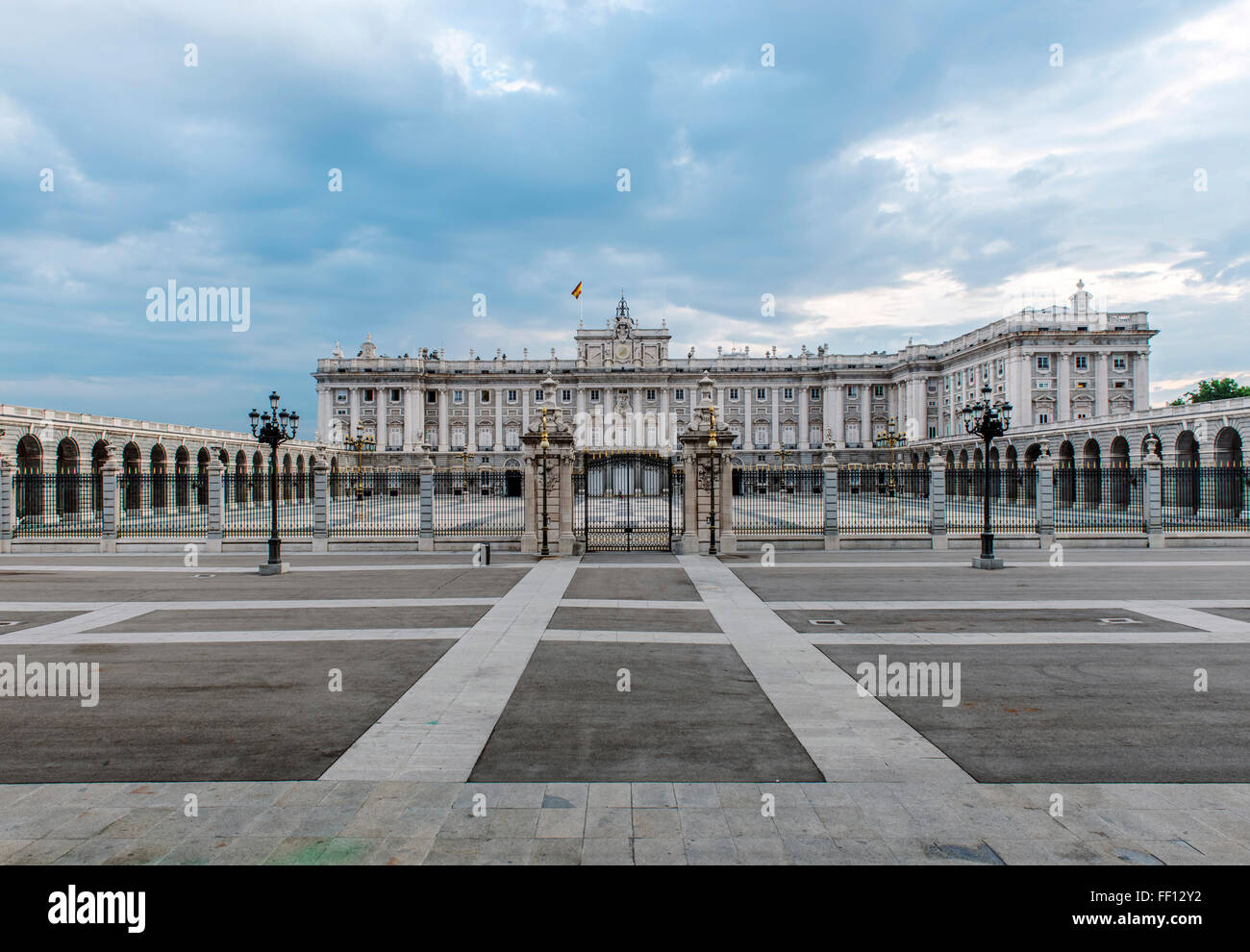 Doorway entrance gate courtyard hi-res stock photography and images - Alamy