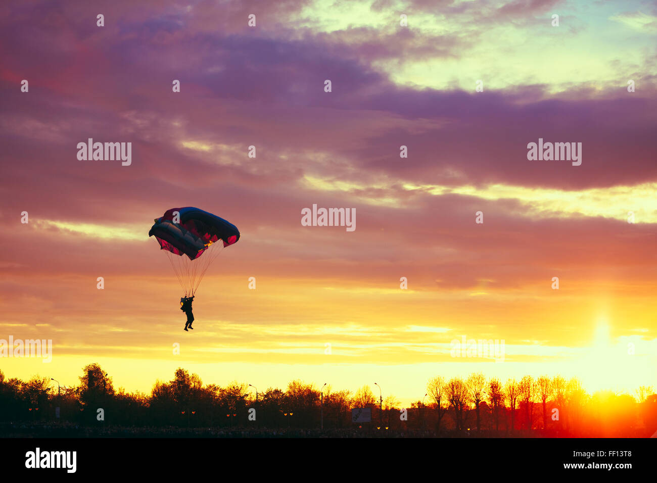 Parachute competition hi-res stock photography and images - Alamy