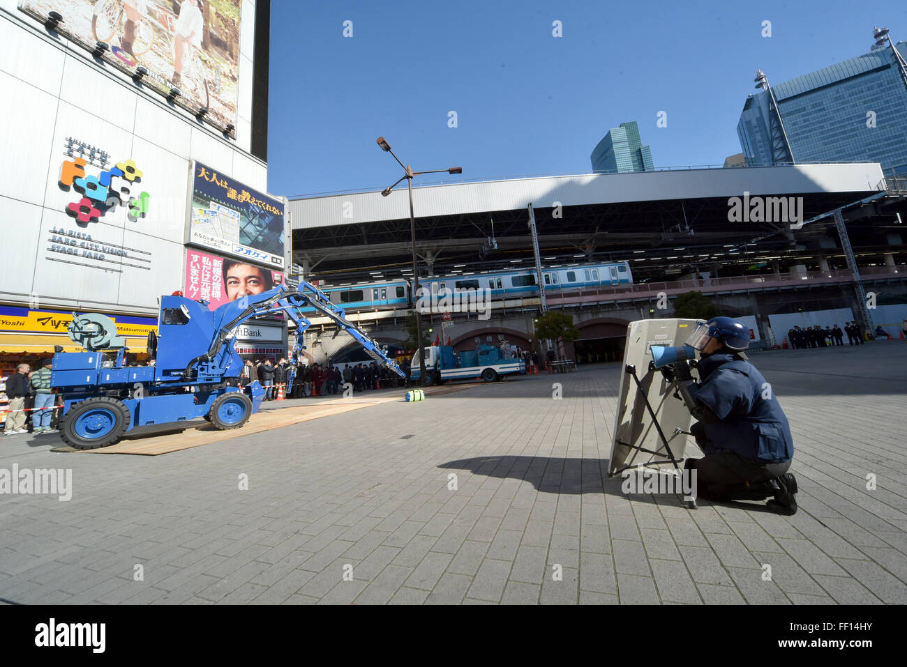 Tokyo, Japan. 10th Feb, 2016. Heavily-armed riot police apprehend ...