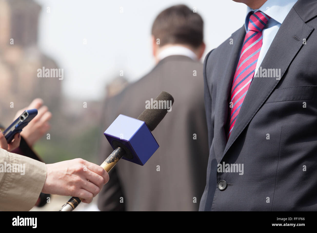 Reporter interview journalist mic hi-res stock photography and images ...