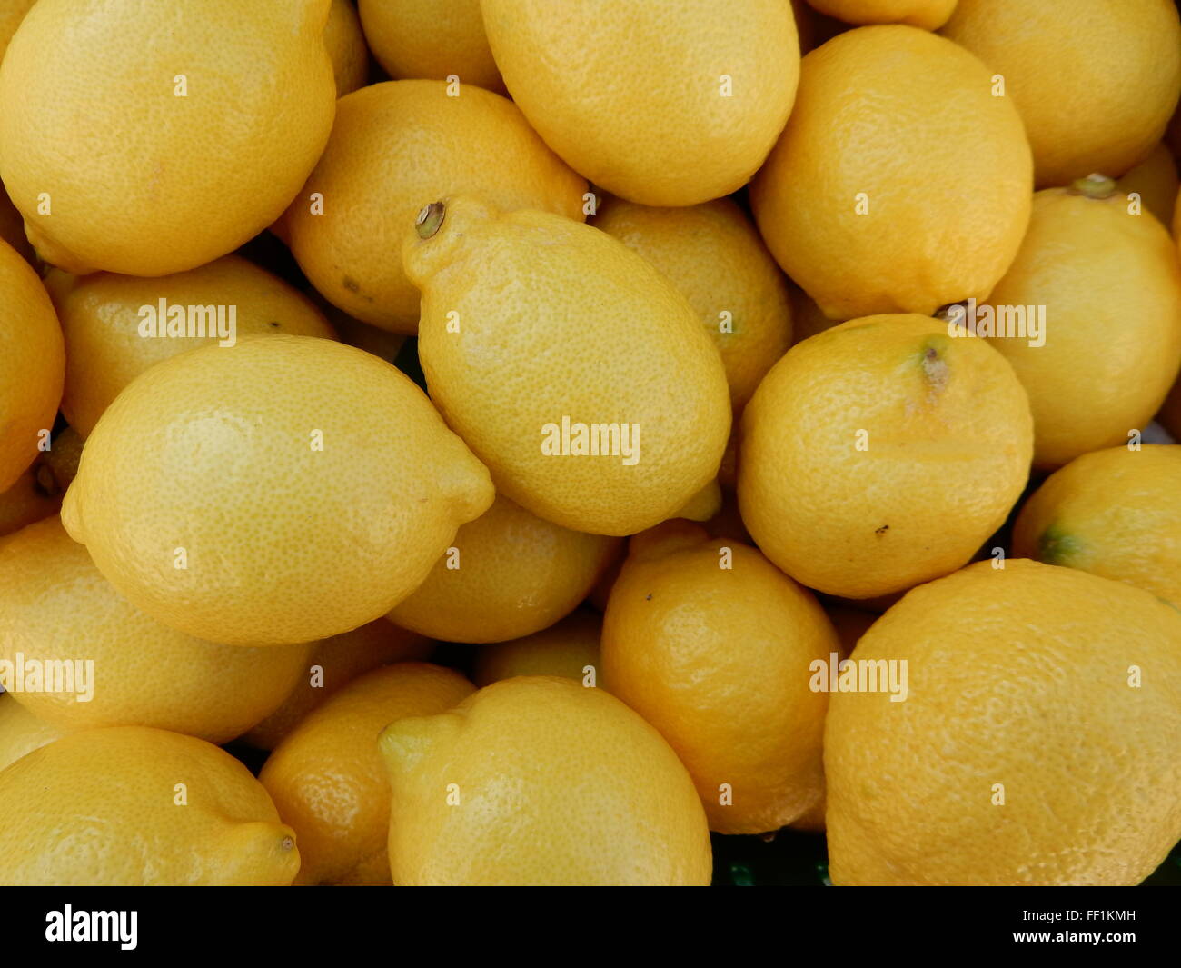 lemons on the market place Stock Photo - Alamy