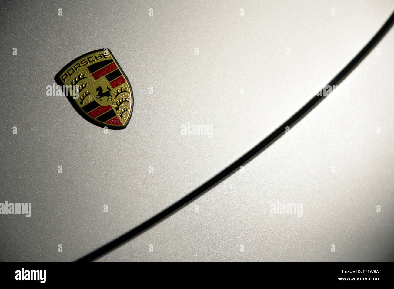 Badge on bonnet of silver Porsche sportscar Stock Photo - Alamy