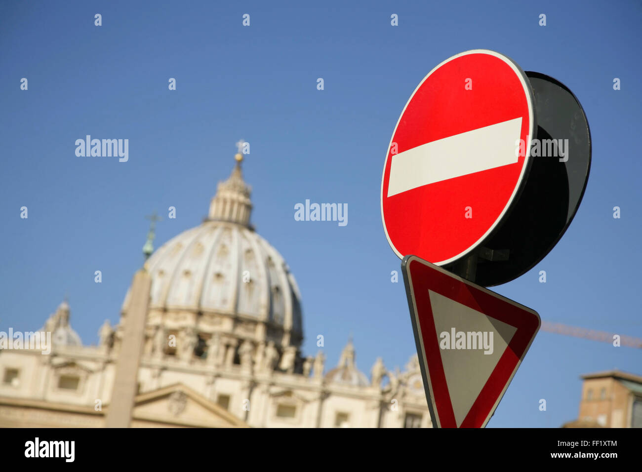 No Entry sign near the Basilica di San Pietro (St Peter's), Vatican ...