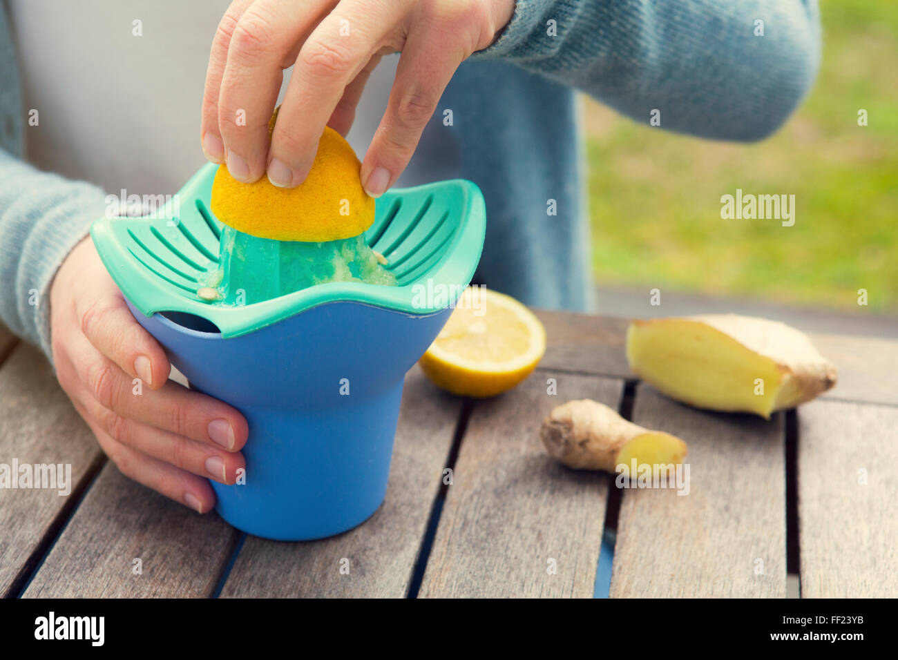 closeup of woman squeezing a lemon Stock Photo - Alamy