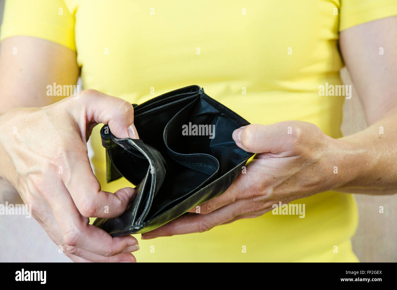 Empty wallet hands hi-res stock photography and images - Alamy
