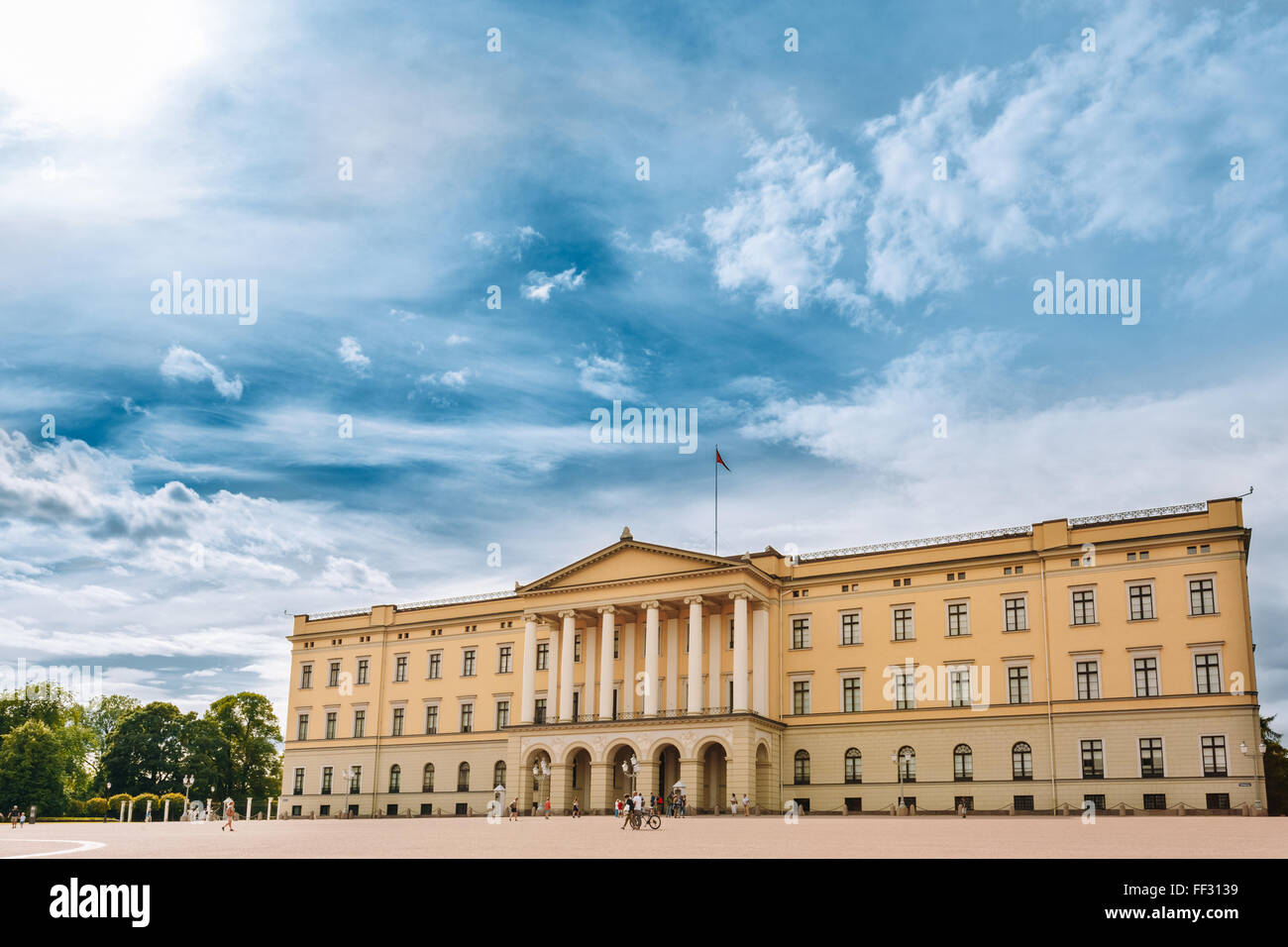 The Royal Palace (Det kongelige slott) in Oslo, the capital of Norway ...