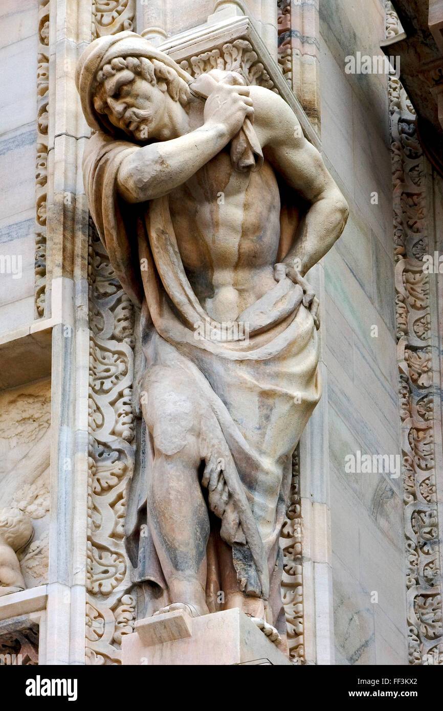 italy statue of a men in the front of the duomo church in milan Stock ...