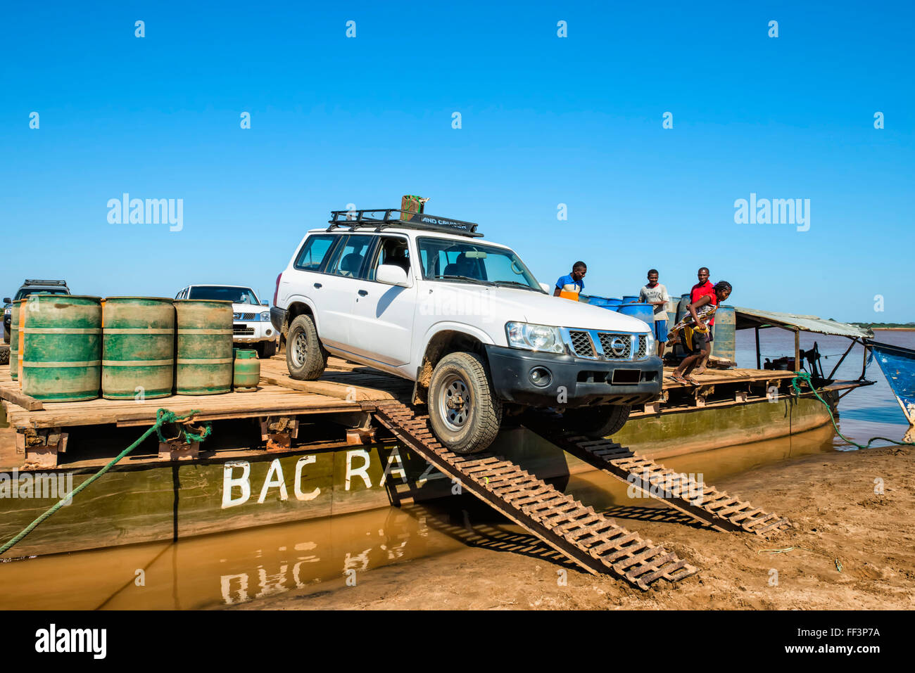 Four wheel drive car offloading from a ferry, Belo sur Tsiribihina ...
