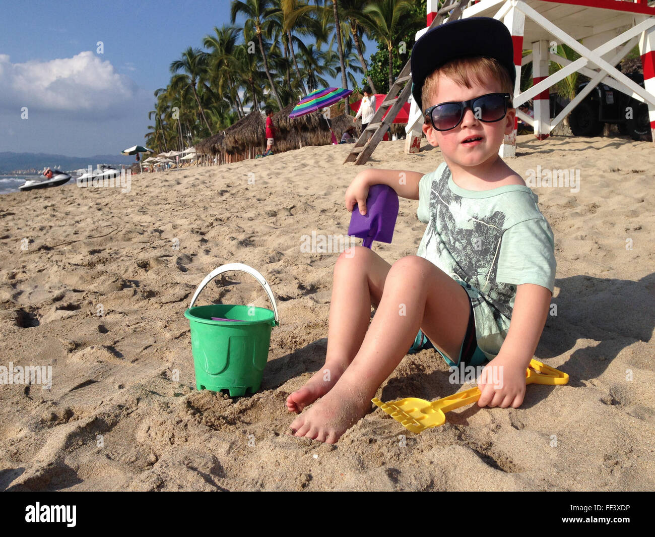 Child playing with bucket of water hi-res stock photography and images ...