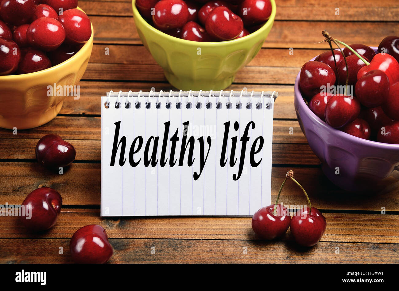 Healthy life word on notepad Stock Photo - Alamy