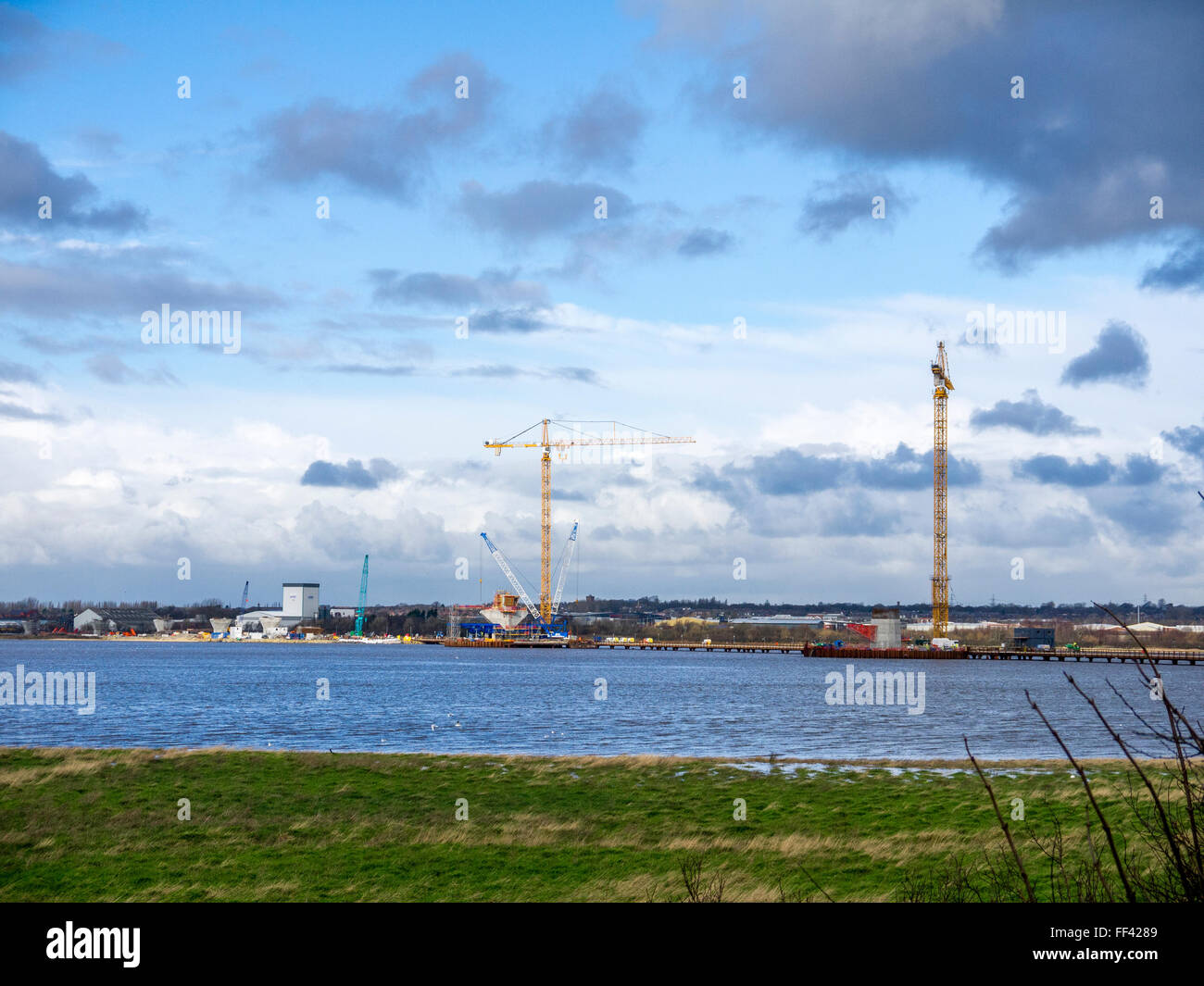 Construction of the new Mersey Gateway bridge over the river Mersey ...