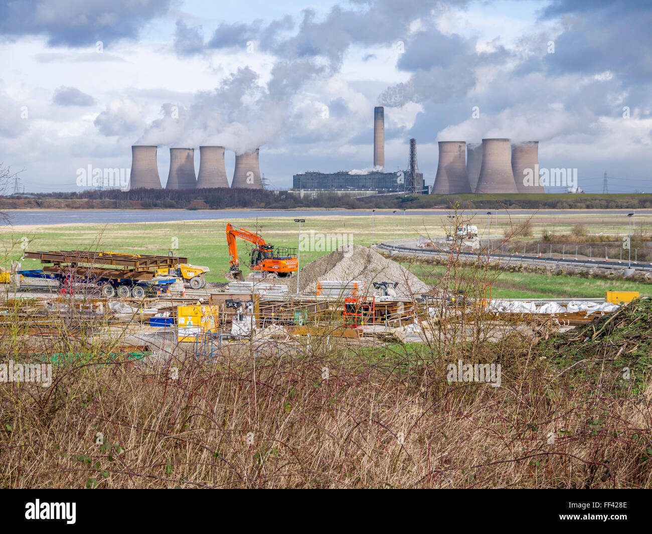 Construction of the new Mersey Gateway bridge over the river Mersey ...