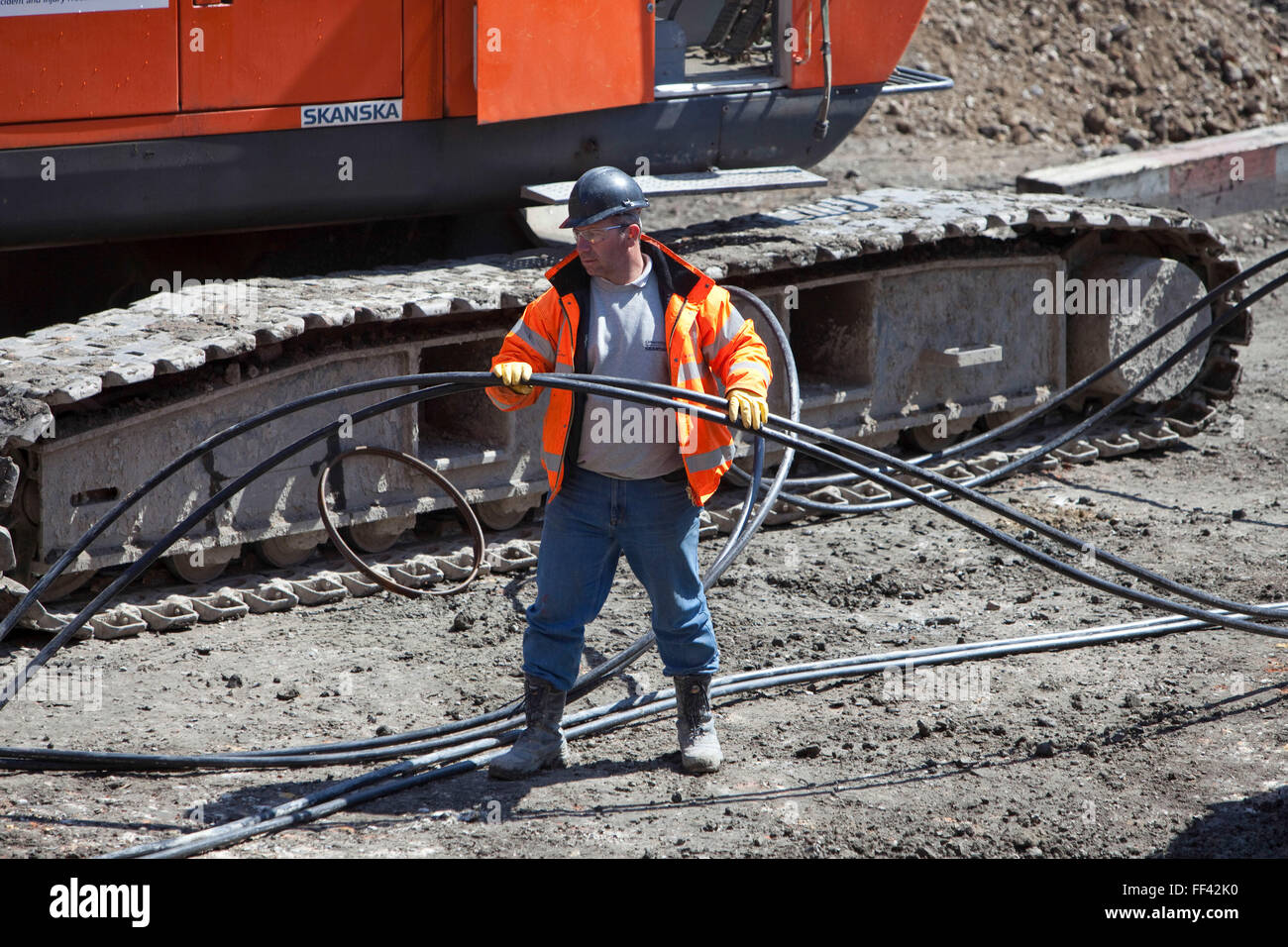 Installing Geothermal International’s ‘Energy Pile’ ground source heat ...