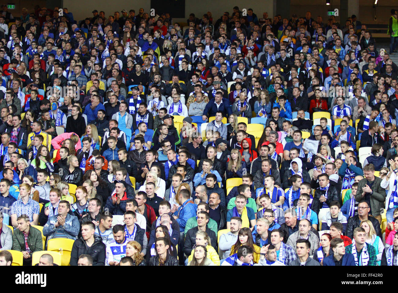 Football stadium crowd hi-res stock photography and images - Alamy