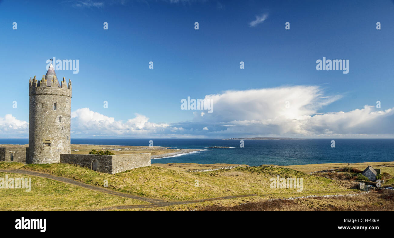 Castle by sea hi-res stock photography and images - Alamy