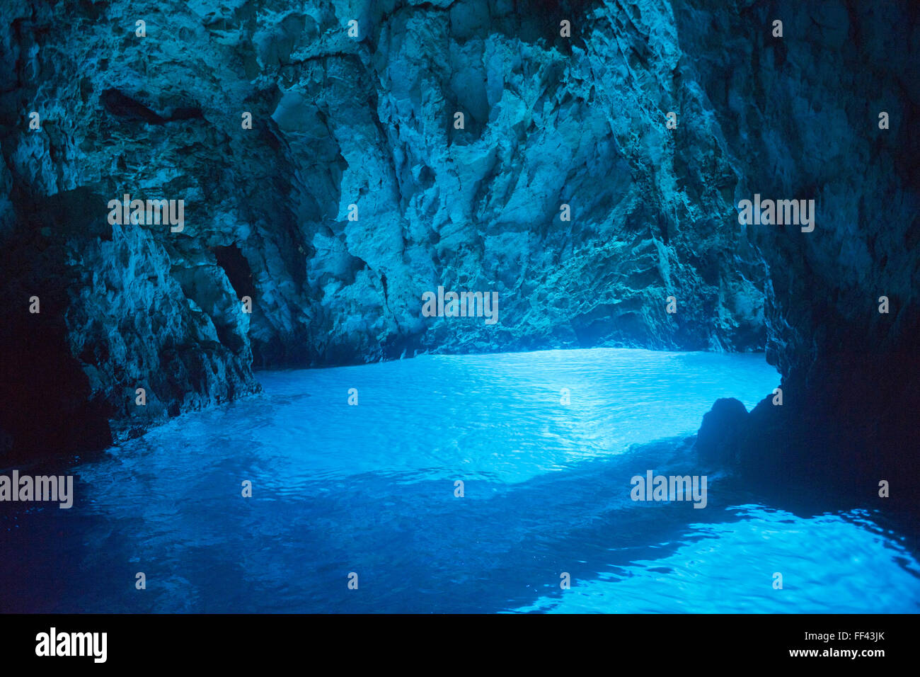 Kroatien, Dalmatien, Vis, die Blaue Grotte (Modra Spilja) auf der Insel ...