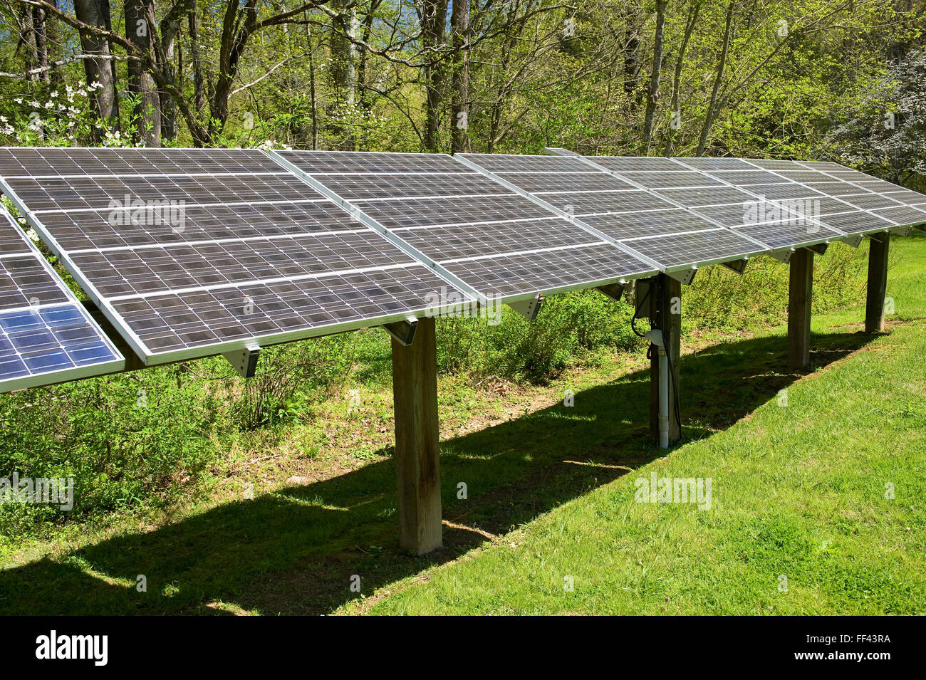 Large solar panel array hi-res stock photography and images - Alamy