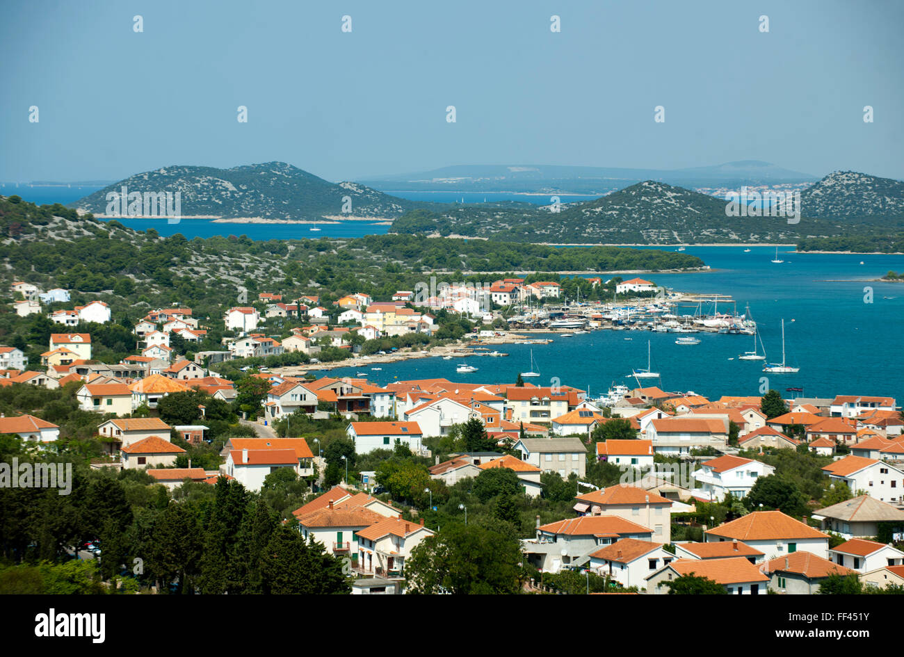 Kroatien, Dalmatien, Insel Murter, Blick auf den Ort Murter Stock Photo ...