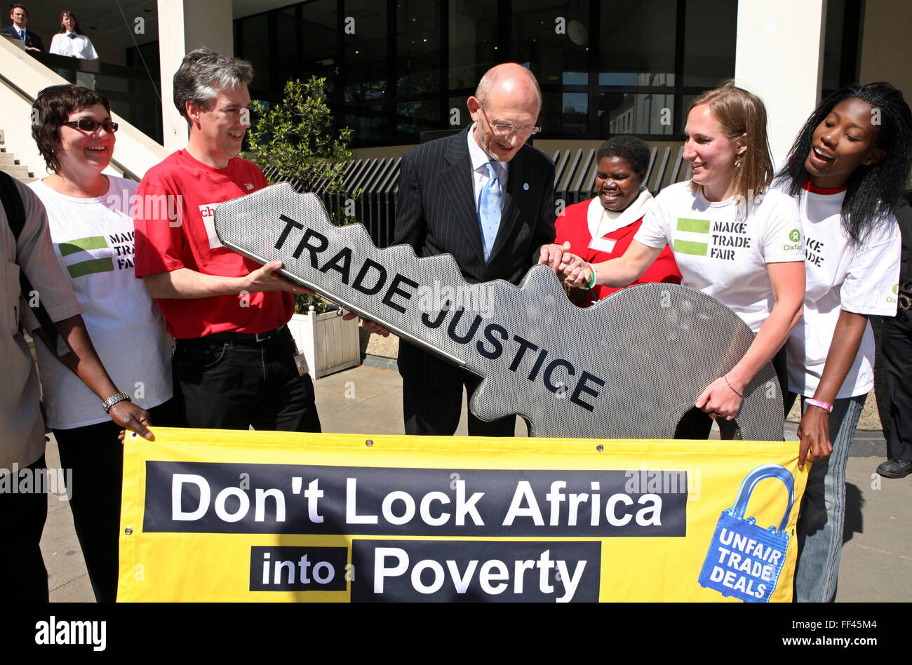 Delegates present hi-res stock photography and images - Alamy