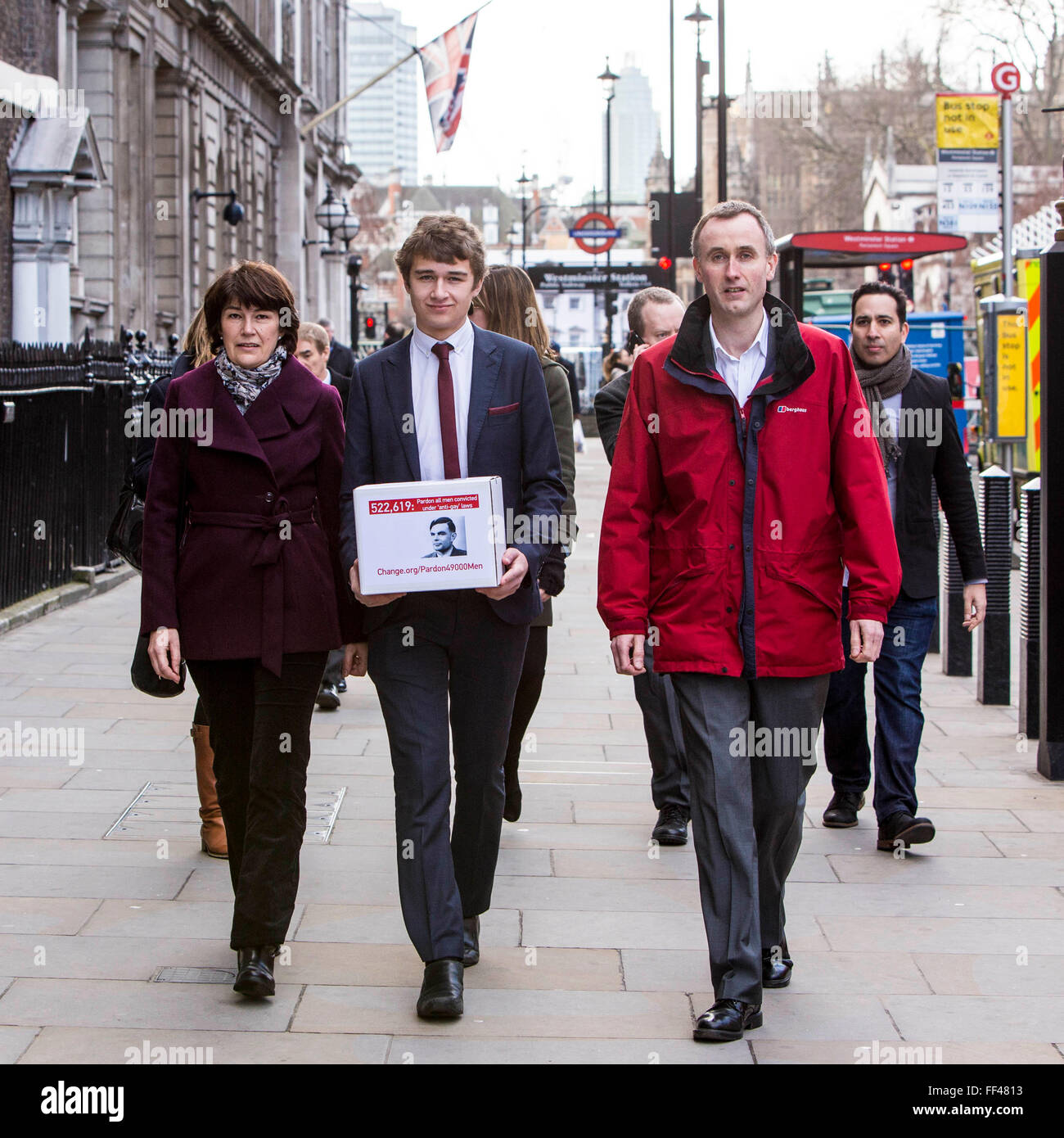 The family of WWII codebreaker Alan Turing deliver Change.org petition ...